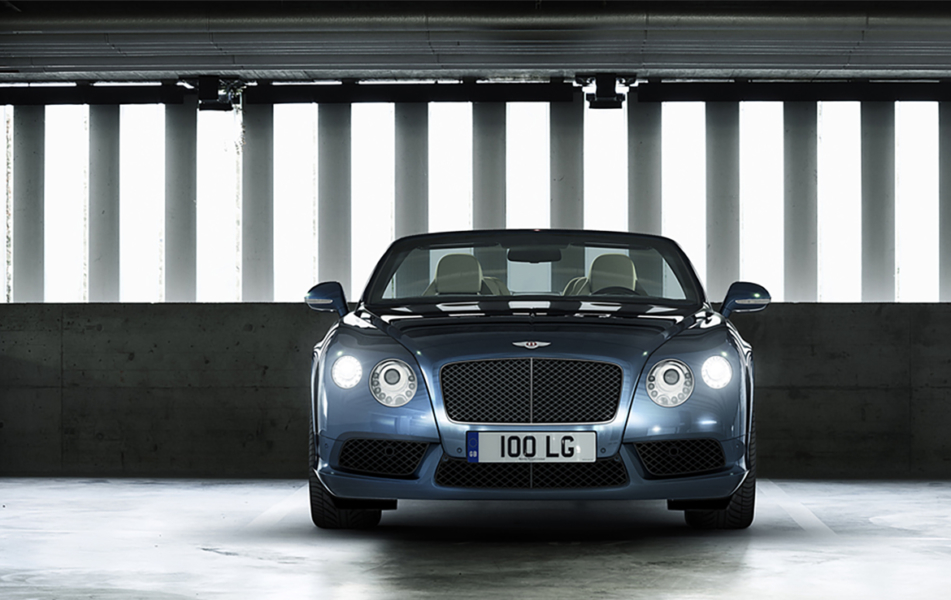 2D Running Home Cartoon Illustration - Illustration Agent Website